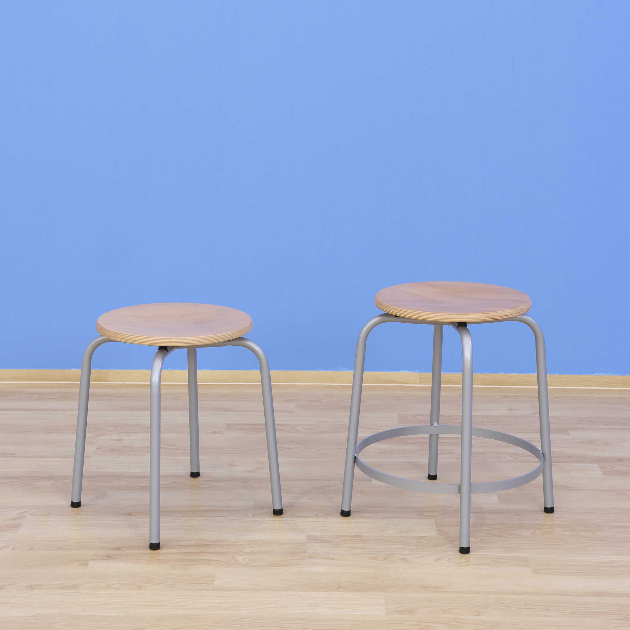 4-Bein-Hocker mit Fußleiste